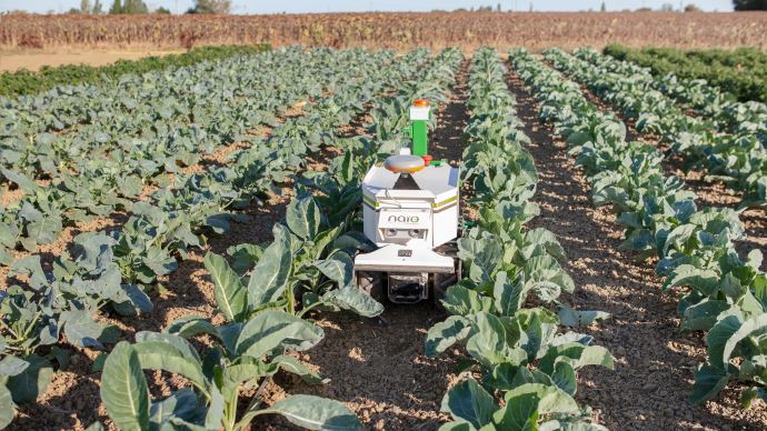 Robotique agricole - Naïo Technologies et Varta planchent sur une ...